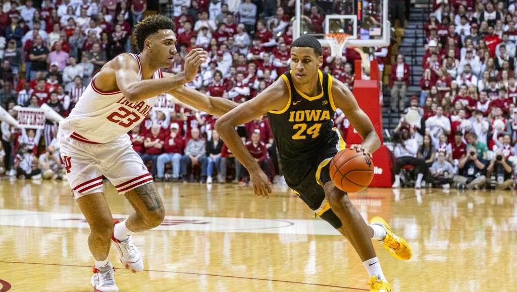 Murray scores 26 to lead Iowa past No. 15 Indiana 90-68