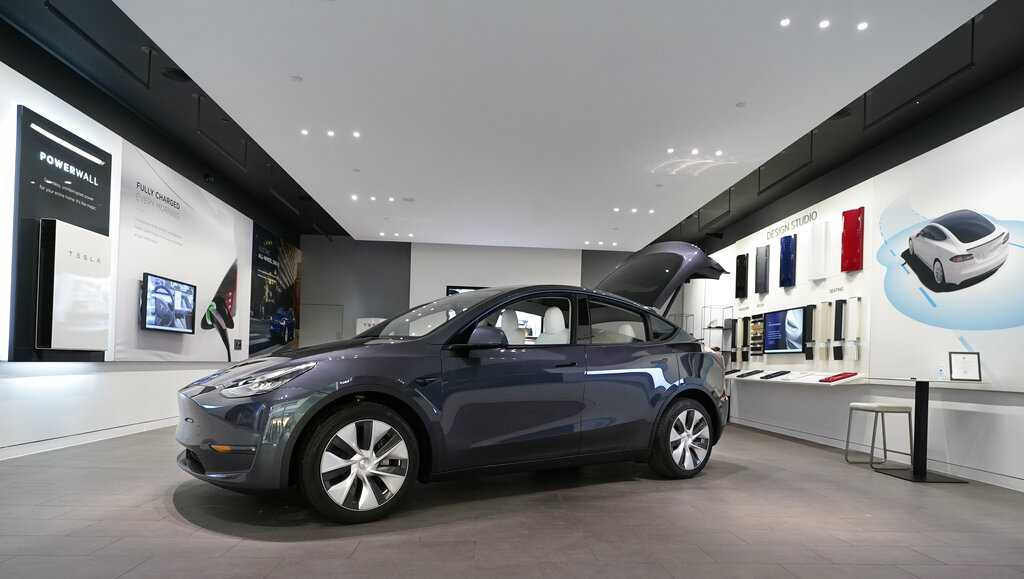 US investigates Tesla for steering wheels that can fall off