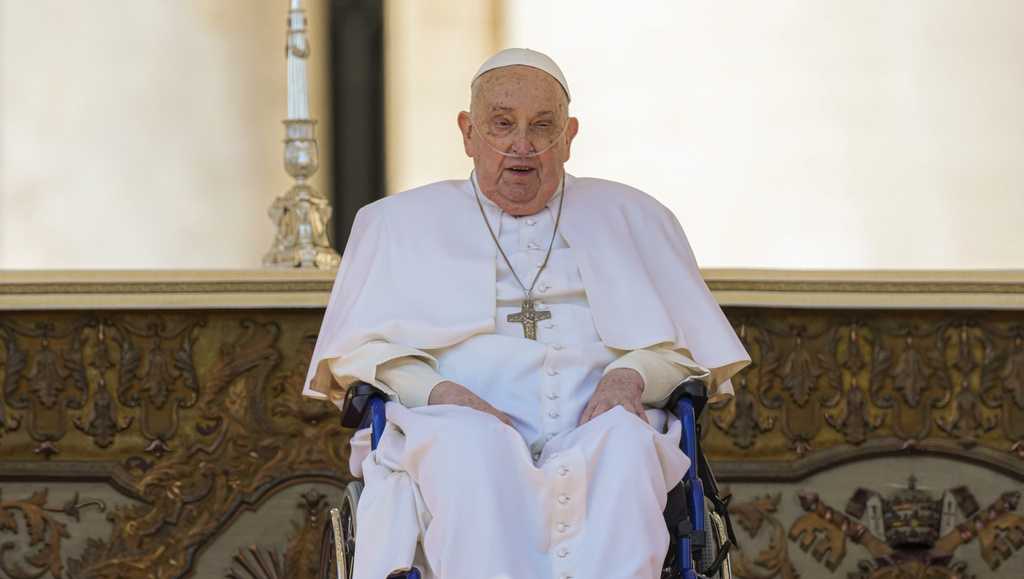 Pope appears before crowd 2 weeks after leaving hospital