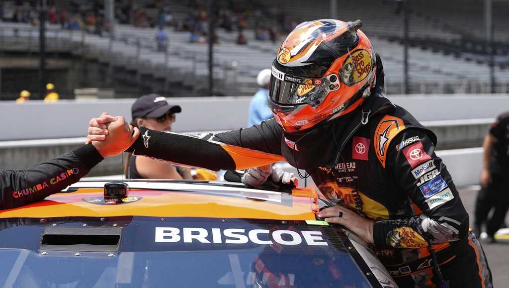 Chase Briscoe wins pole position for the Iowa Corn 350