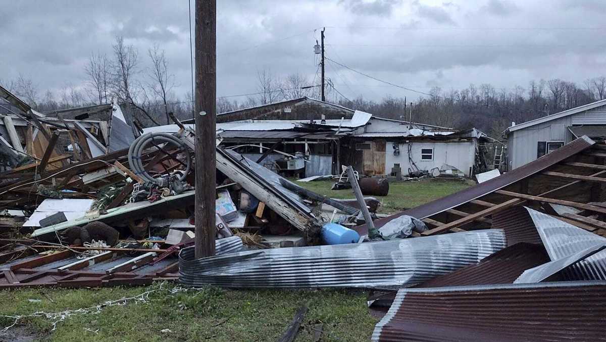 Predawn Missouri tornado kills at least 5, sows destruction