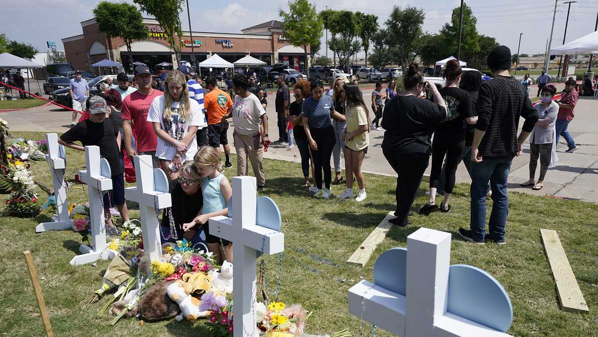 Texas officer saved lives during mall shooting, official says