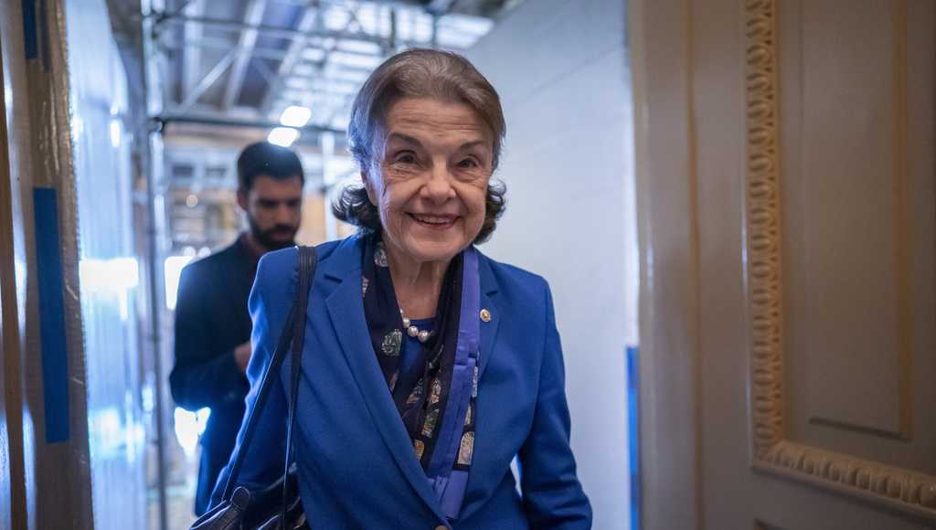 Feinstein returning to Washington after facing resignation calls