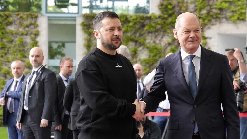 Military honors for Ukrainian president as he visits Germany to discuss ...