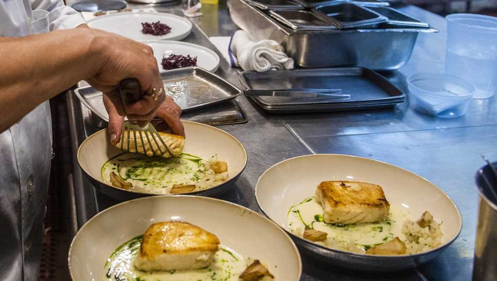 Sick workers tied to 40% of restaurant food poisoning outbreaks, CDC says