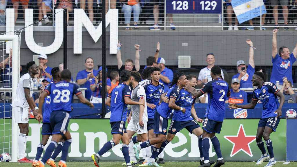 Cincinnati beats Toronto 3-0 for record 13th straight home win