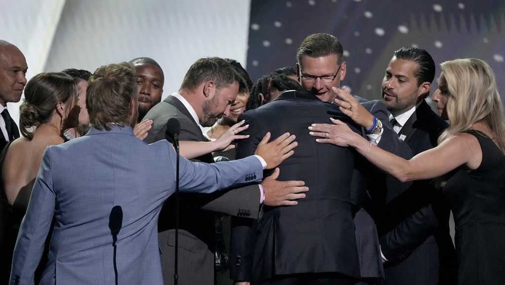 Buffalo Bills safety Damar Hamlin presents award to team's training ...