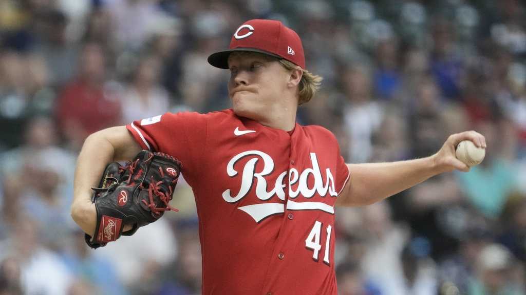 Abbott tosses gem as Reds inch closer to Brewers in NL Central