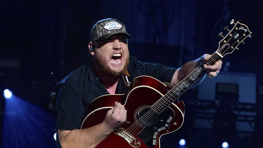 Luke Combs to launch tour at American Family Field next year