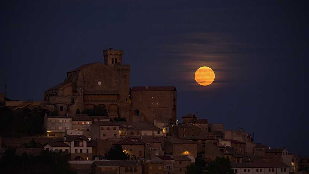 PHOTOS: Rare blue supermoon dazzles stargazers around the globe