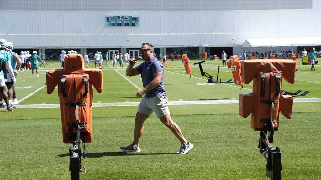 Pro Football Hall of Fame linebacker Zach Thomas with the Miami Dolphins