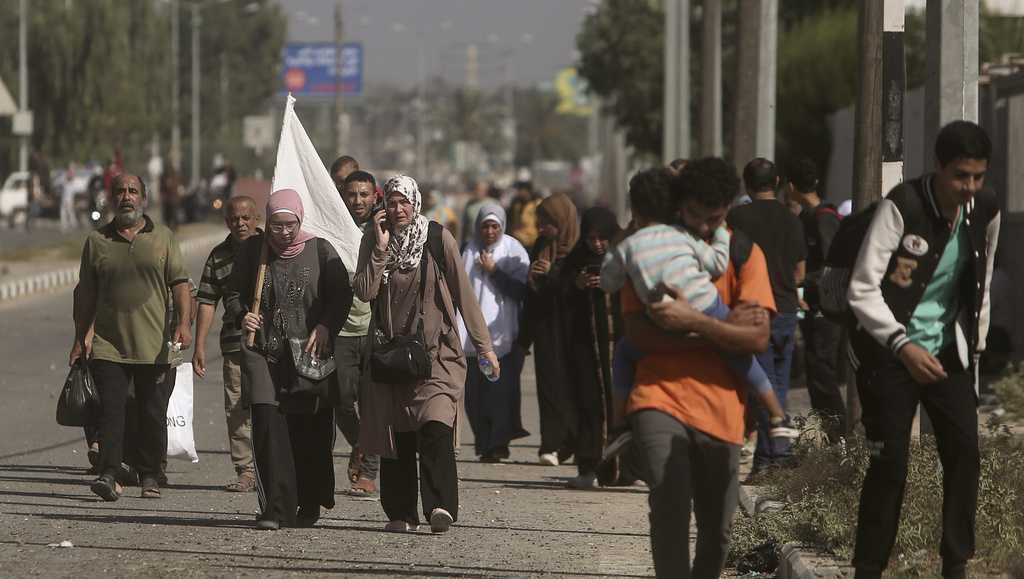 Growing numbers of Palestinians flee on foot as Israel says its troops ...