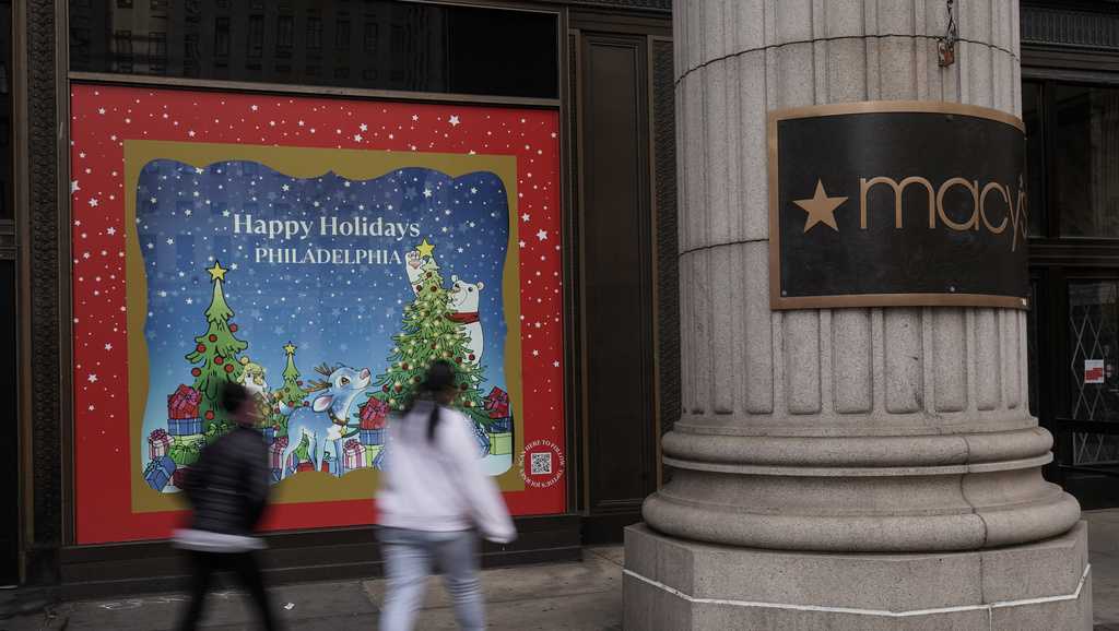 2 guards stabbed at Philadelphia Macy's