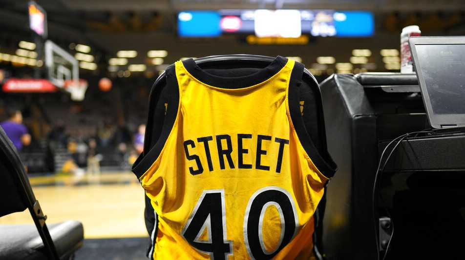 40 FOREVER: The story of Iowa basketball legend Chris Street, decades ...