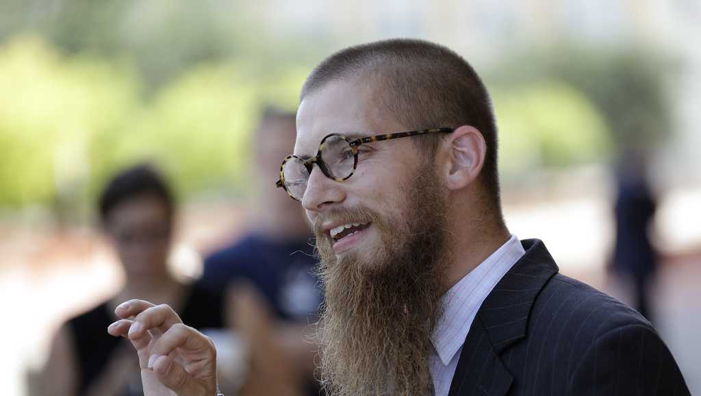 Spiritual advisor for Kenneth Smith prepares to enter execution chamber