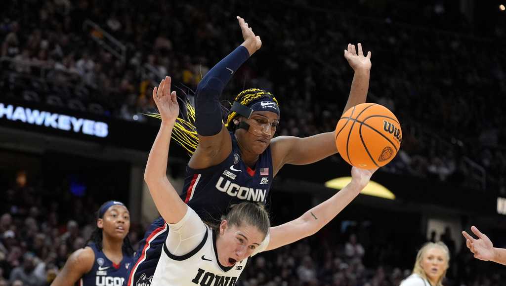 Final Four: Photos from Iowa-UConn in Cleveland