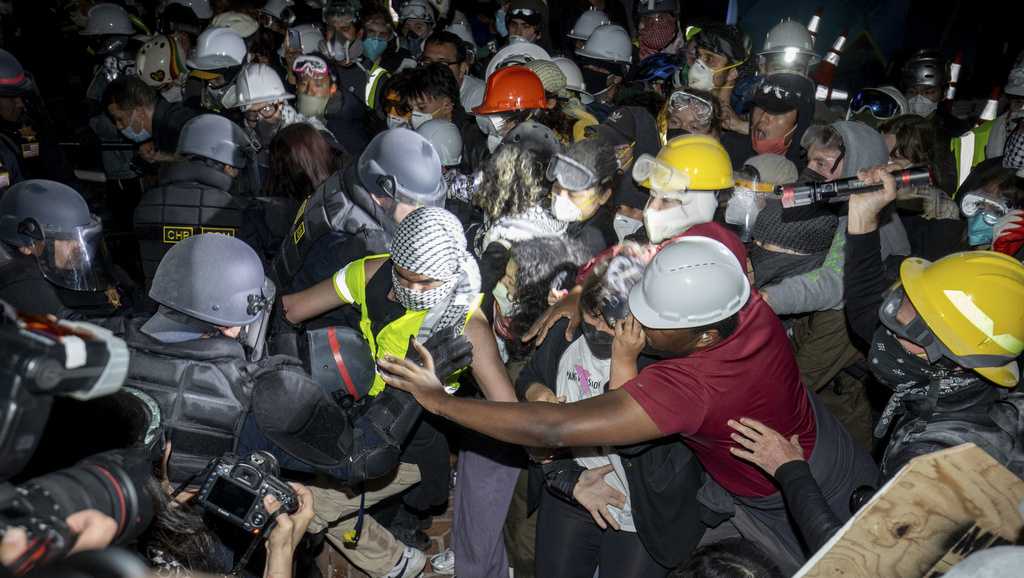 Police make arrests at UCLA in tense clashes with Israel-Hamas war ...