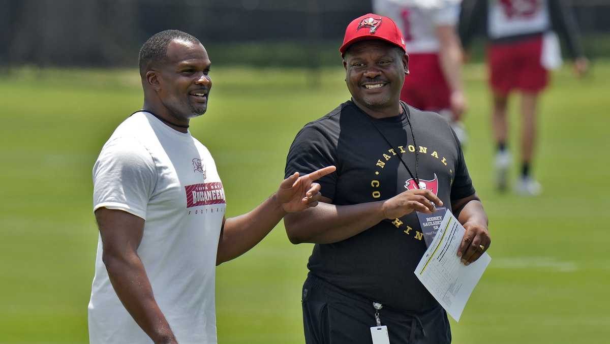 Aspiring NFL coaches attend Buccaneers coaching academy