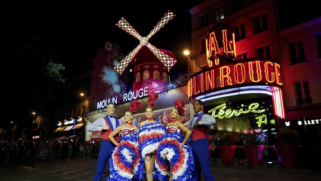 The Moulin Rouge cabaret in Paris has its windmill back, weeks after a ...