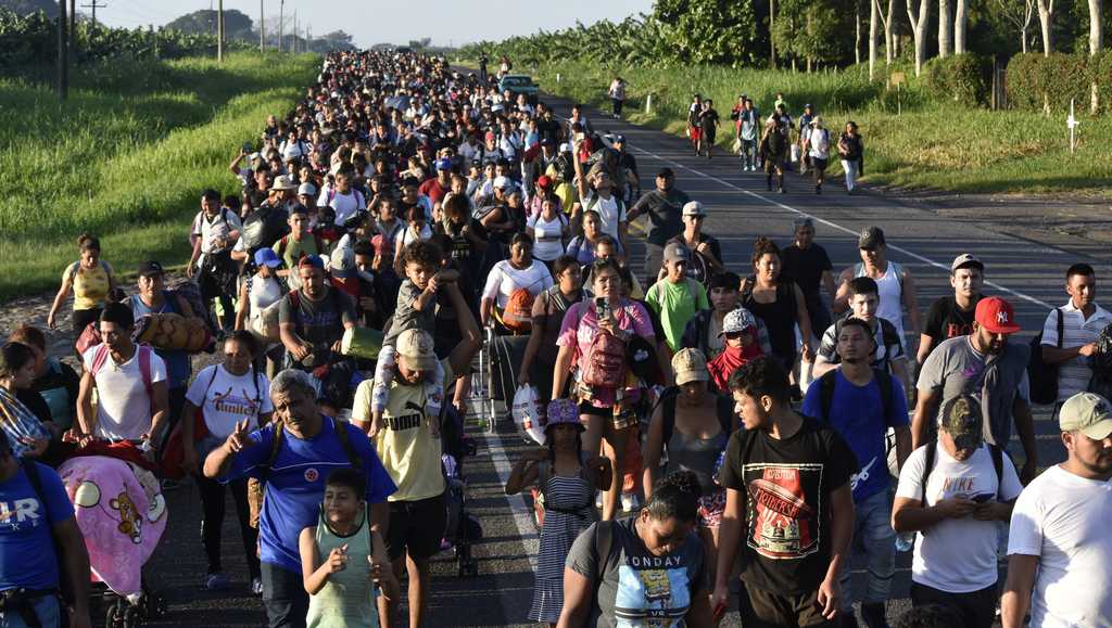 Hundreds of migrants leave southern Mexico on foot in a new caravan ... Hundreds of migrants leave southern Mexico on foot in a new caravan ...