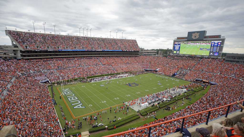 Auburn cheerleader knocks down OU player with flip during pregame