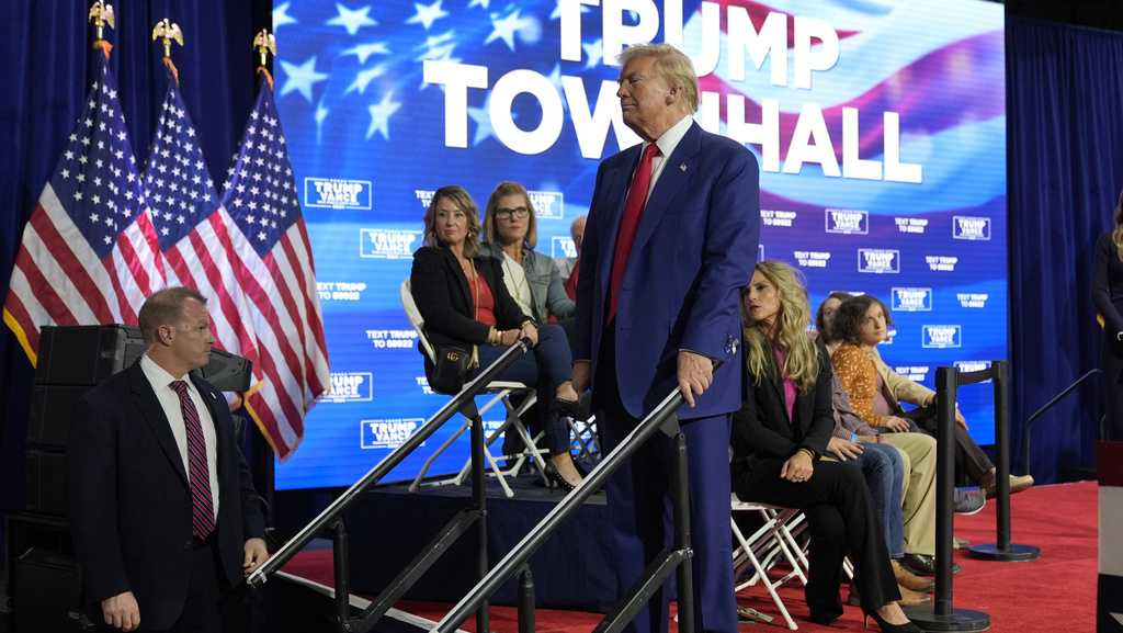 Trump's Pennsylvania town hall turns into impromptu concert after ...