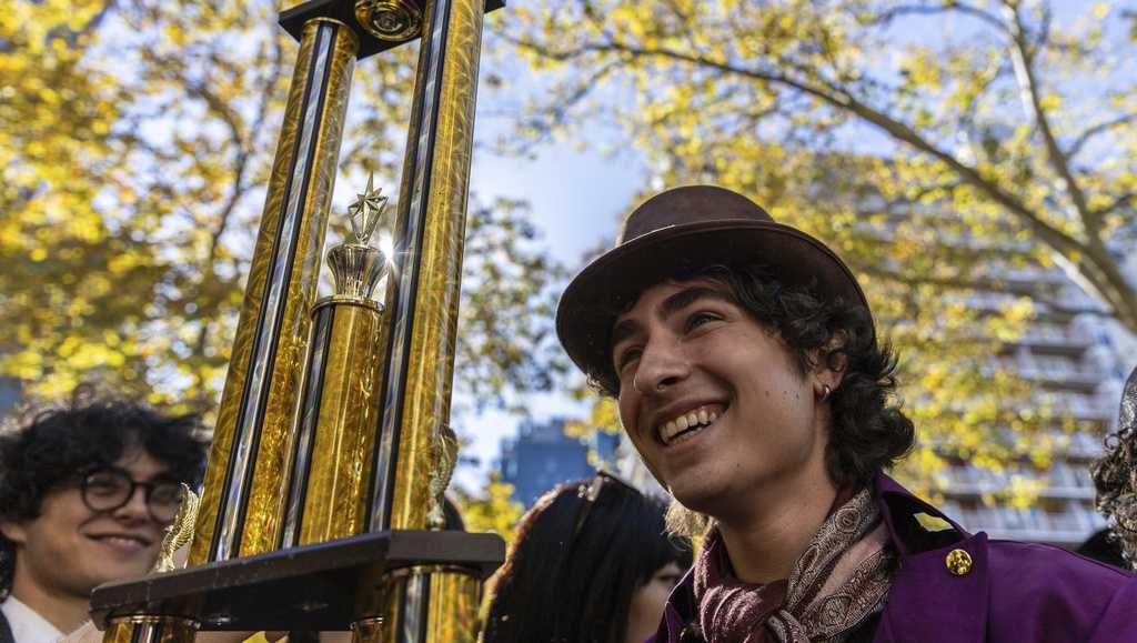Timothée Chalamet crashes his own look-alike contest after police shut ... Timothée Chalamet crashes his own look-alike contest after police shut ...