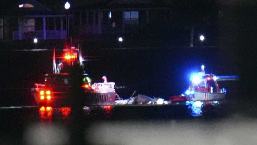 Recovery crews return to the Potomac debris after the deadly plane and ...