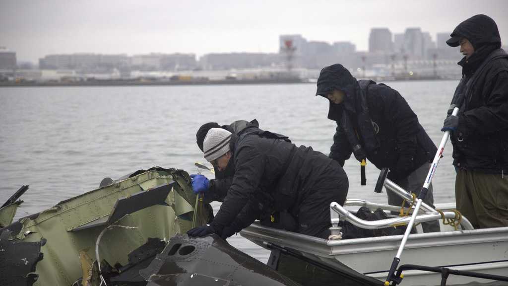 Salvage crews to remove jet wreckage from Potomac River Monday