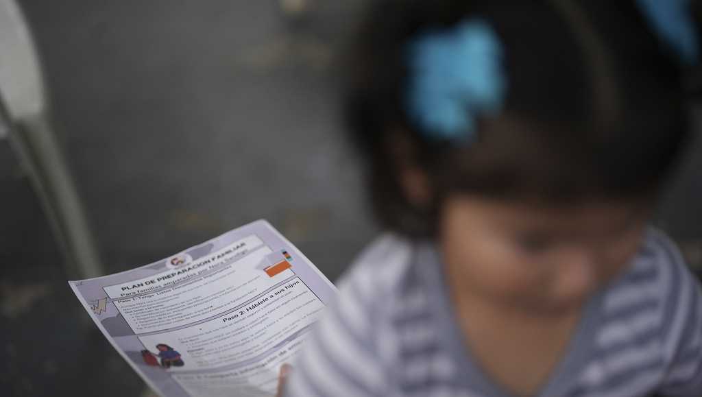 Trump halts legal aid for migrant kids