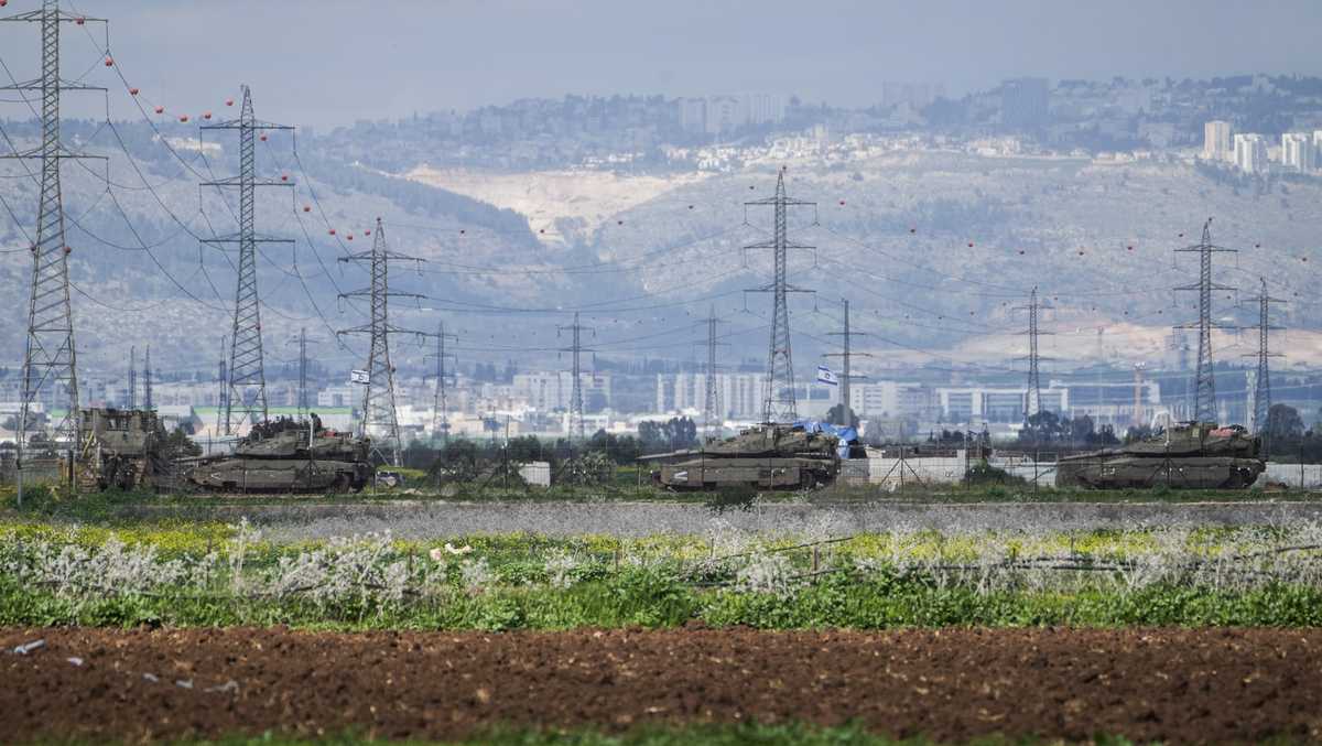 Israeli tanks move into the West Bank for first time since 2002