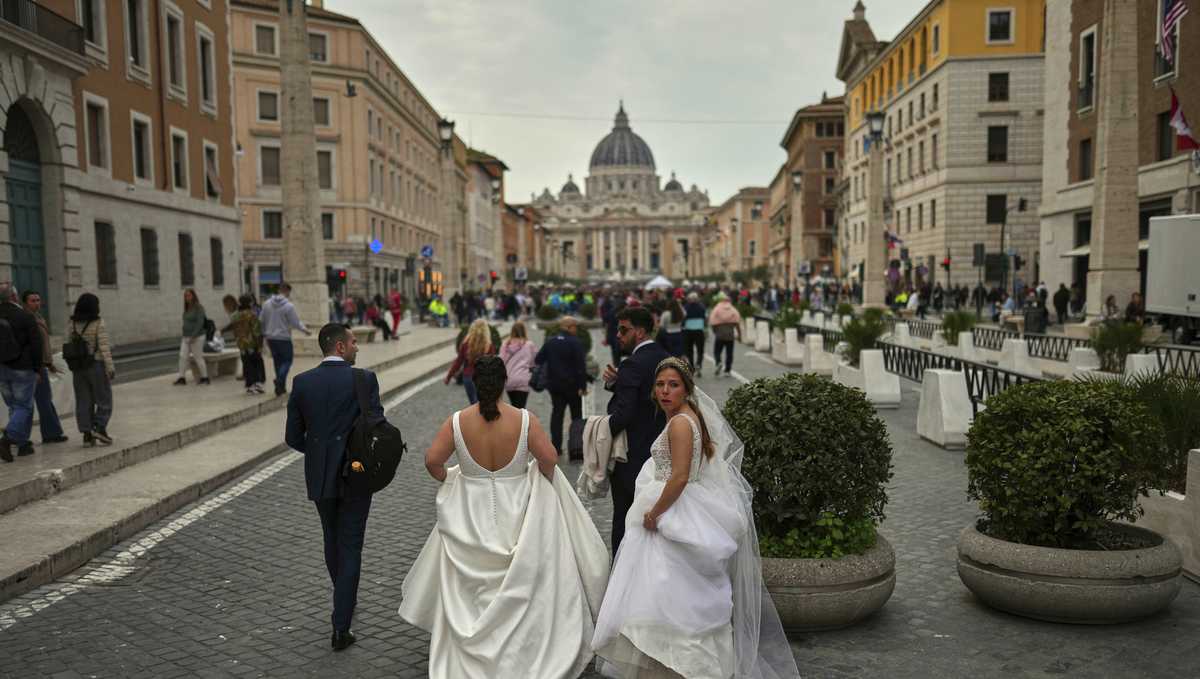Pope Fra﻿ncis thanks volunteers for 'miracle of tenderness'