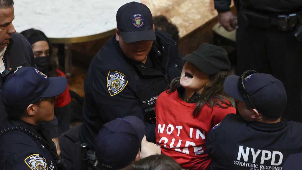 Jewish group protests Trump Tower over activist's arrest