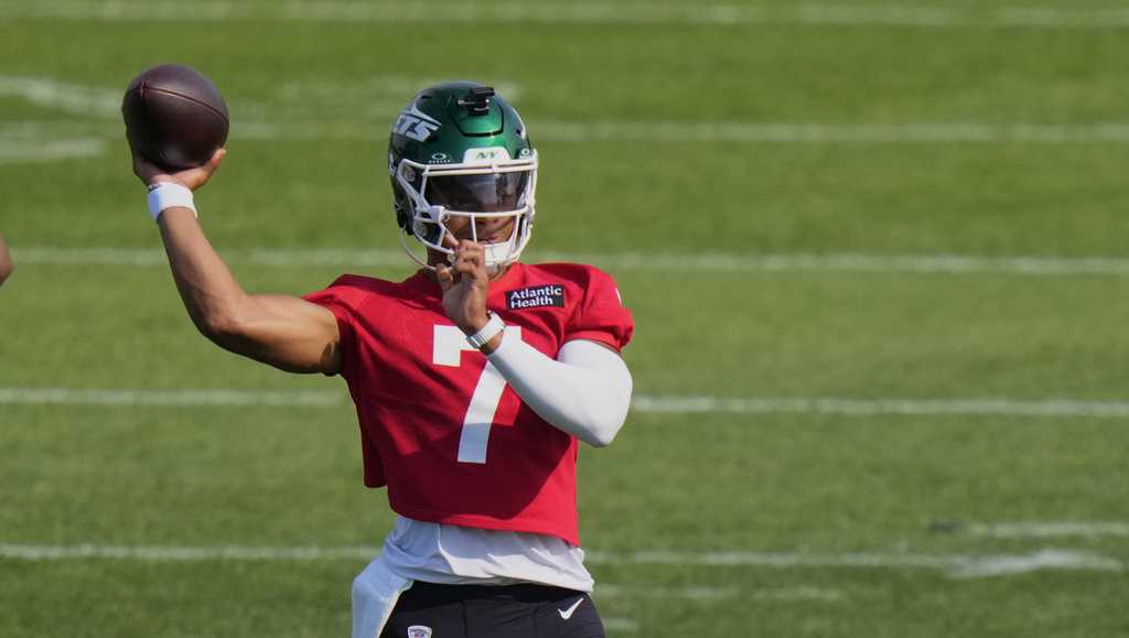 Jets quarterback Justin Fields dislocates toe, team evaluating injury ...