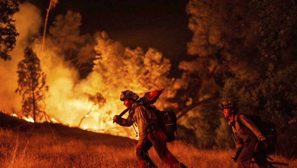 Wildfires prompt hundreds of evacuations in Oregon and California