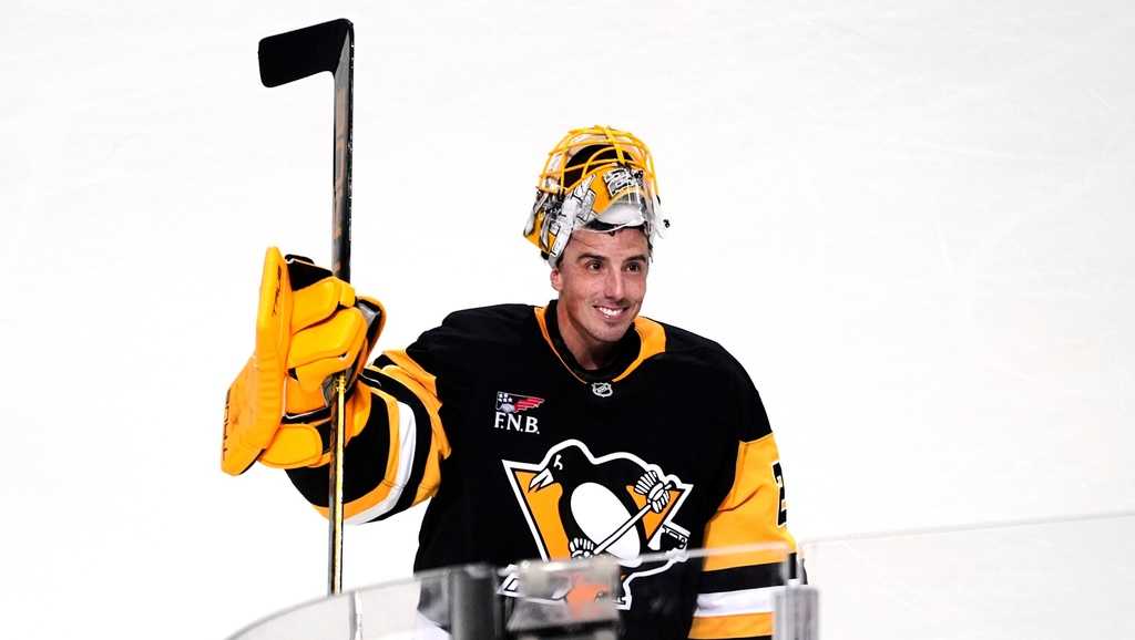 Fleury gets his flowers during final game with Penguins