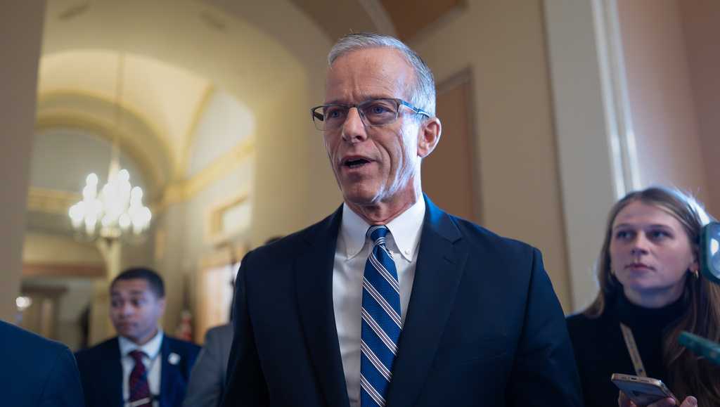 Senate approves bill to end the shutdown, sending it to the House