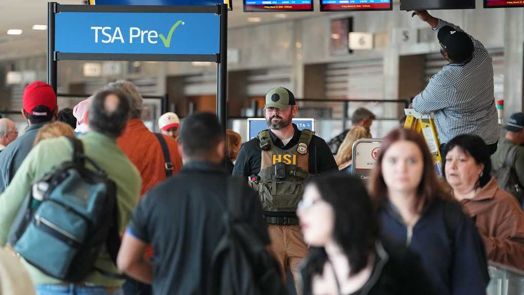 Trump signs executive action to pay TSA employees