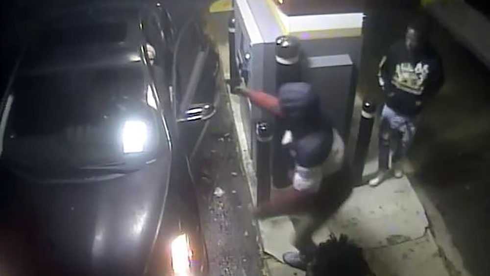 Security camera captures robber pointing gun at Spartanburg bank ...