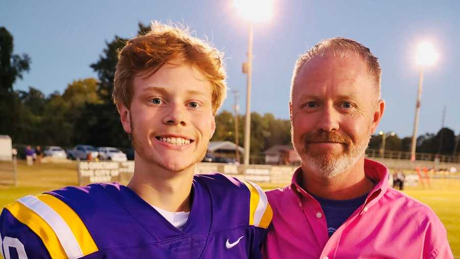 High school football player honors late mother by carrying her picture ...