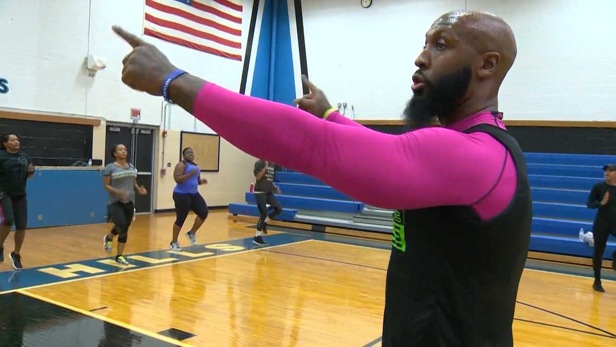 Former NFL star hosts free fitness classes