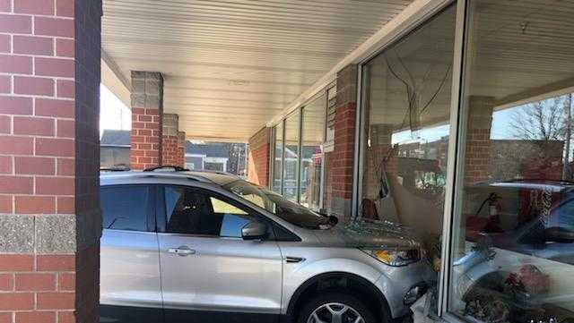 Car crashes into Mr. Bagel in South Portland