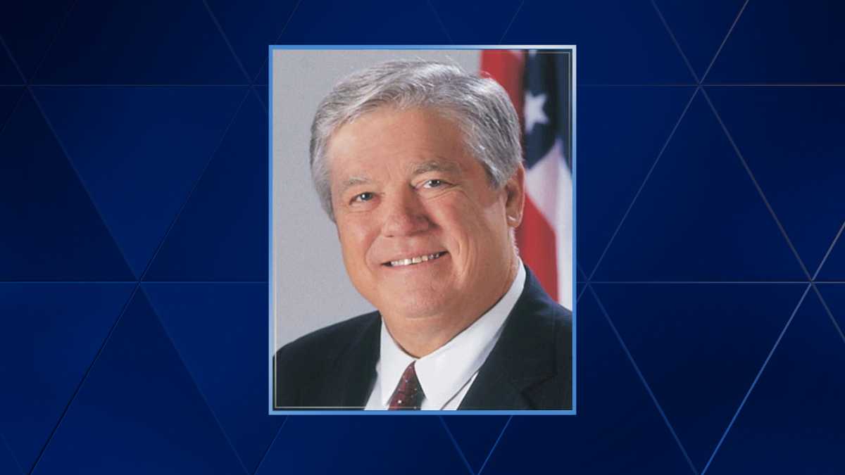 Ex-Mississippi Gov. Haley Barbour arrested with gun at Jackson airport