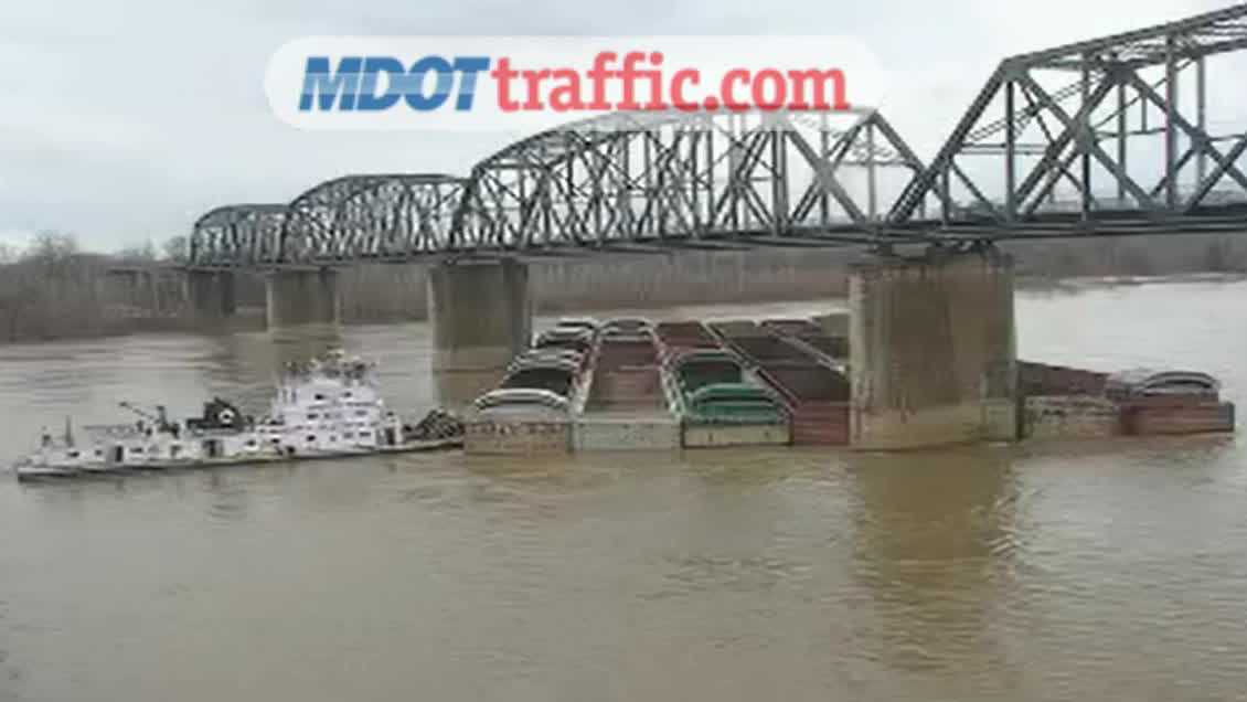 Barge strikes Old Vicksburg Bridge