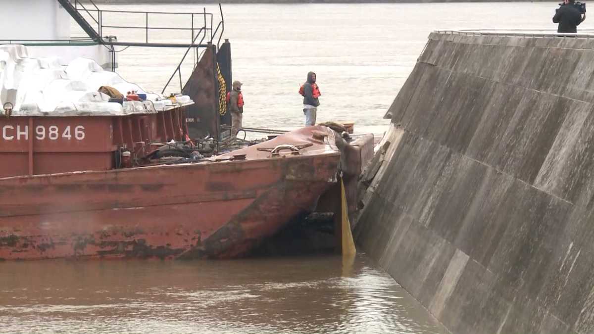 Barge strikes wall at Waterfront Park; no injuries reported