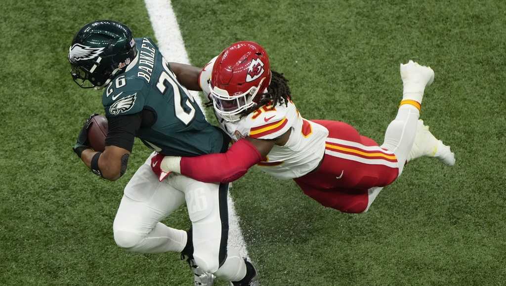 Eagles RB Saquon Barkley sets the NFL's season rushing record