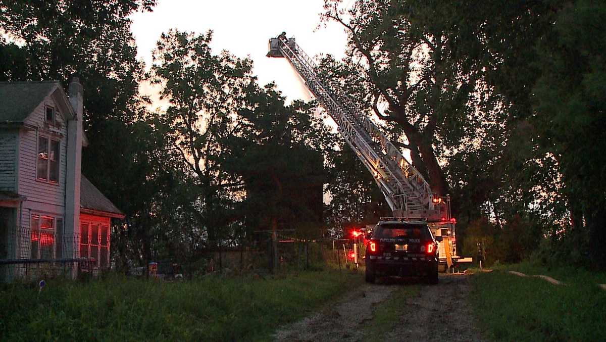 Crews extinguish barn fire overnight