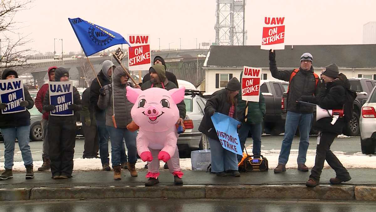 Bath Iron Works workers begin strike after rejecting contract offer