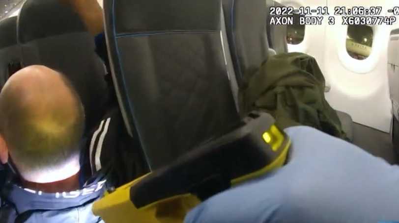 Body cam shows moments police take down man with boxcutter on flight ...