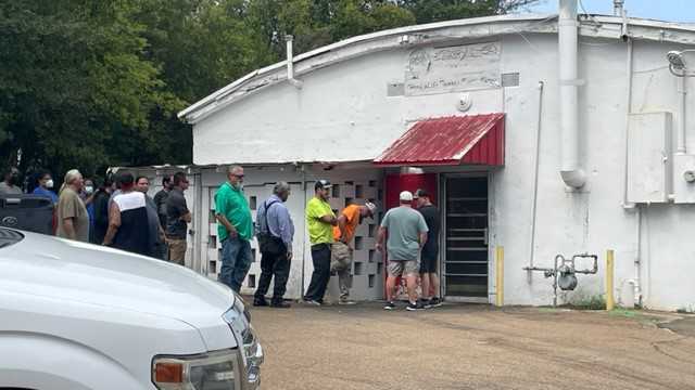 Customers line up to eat at Beatty Street Grocery before Jackson ...